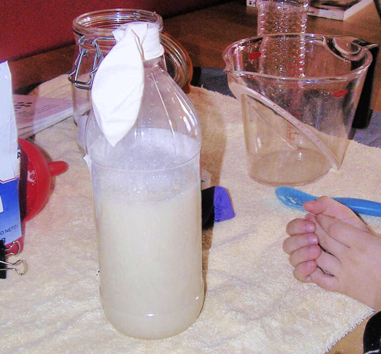 How to Blow Up a Balloon with Vinegar and Baking Soda or Yeast